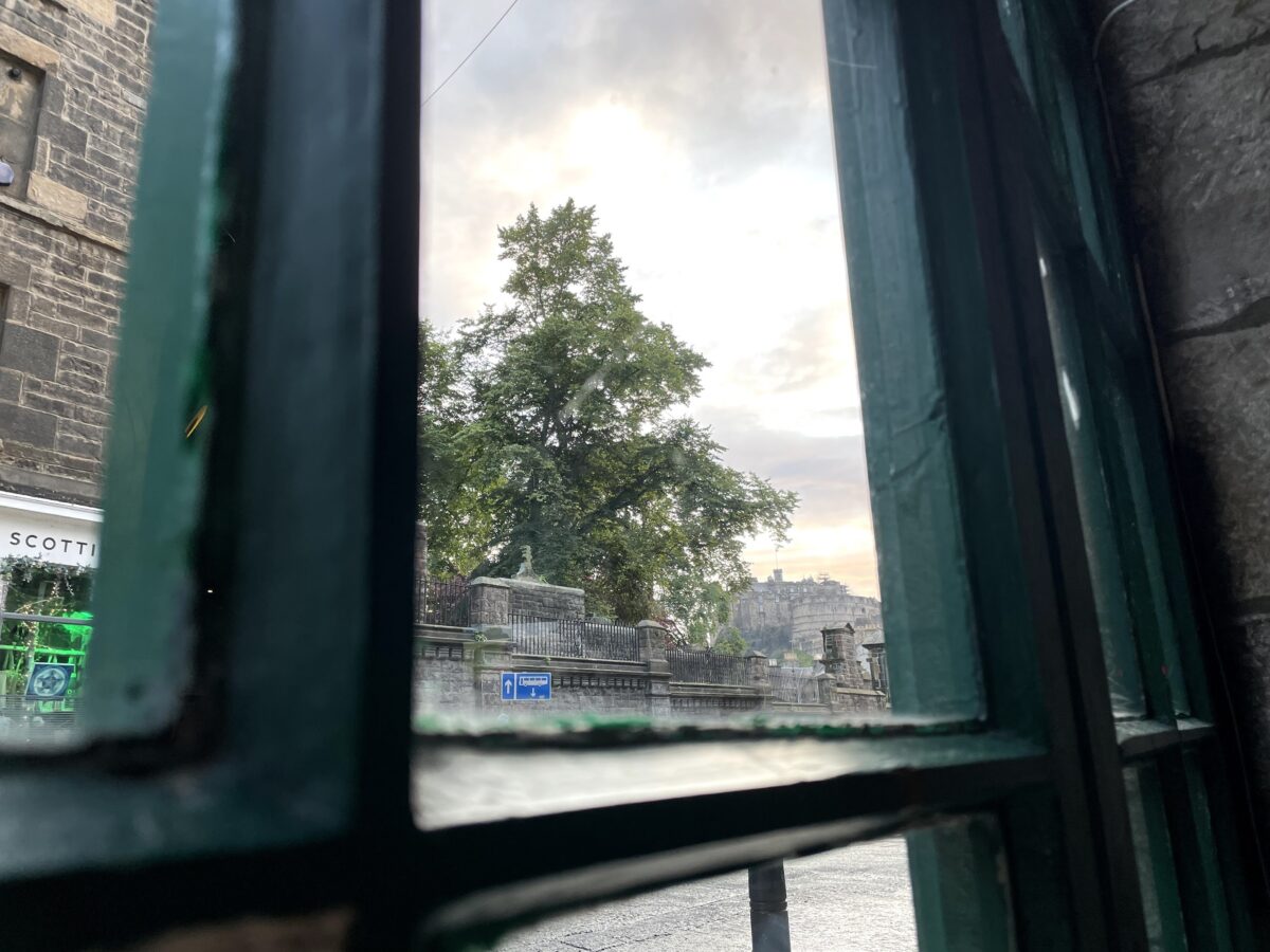 イギリス【旅行/外食】 エディンバラオズバー Edinburgh OZ Bar | かもめらいおん 絵空事