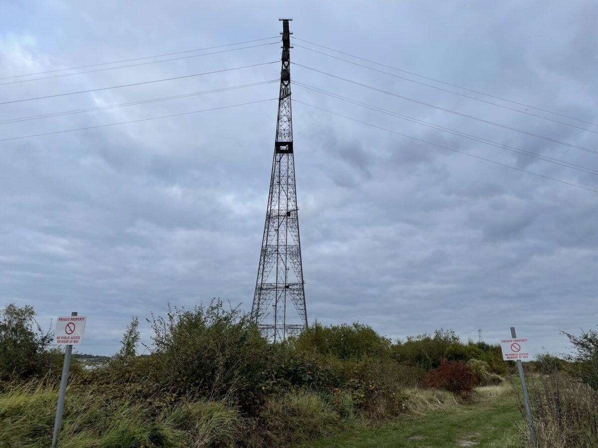 60点 イギリス【旅行】 イギリスで一番高い送電塔 スワンズクーム・パイロン Swanscombe Pylon | かもめらいおん 絵空事