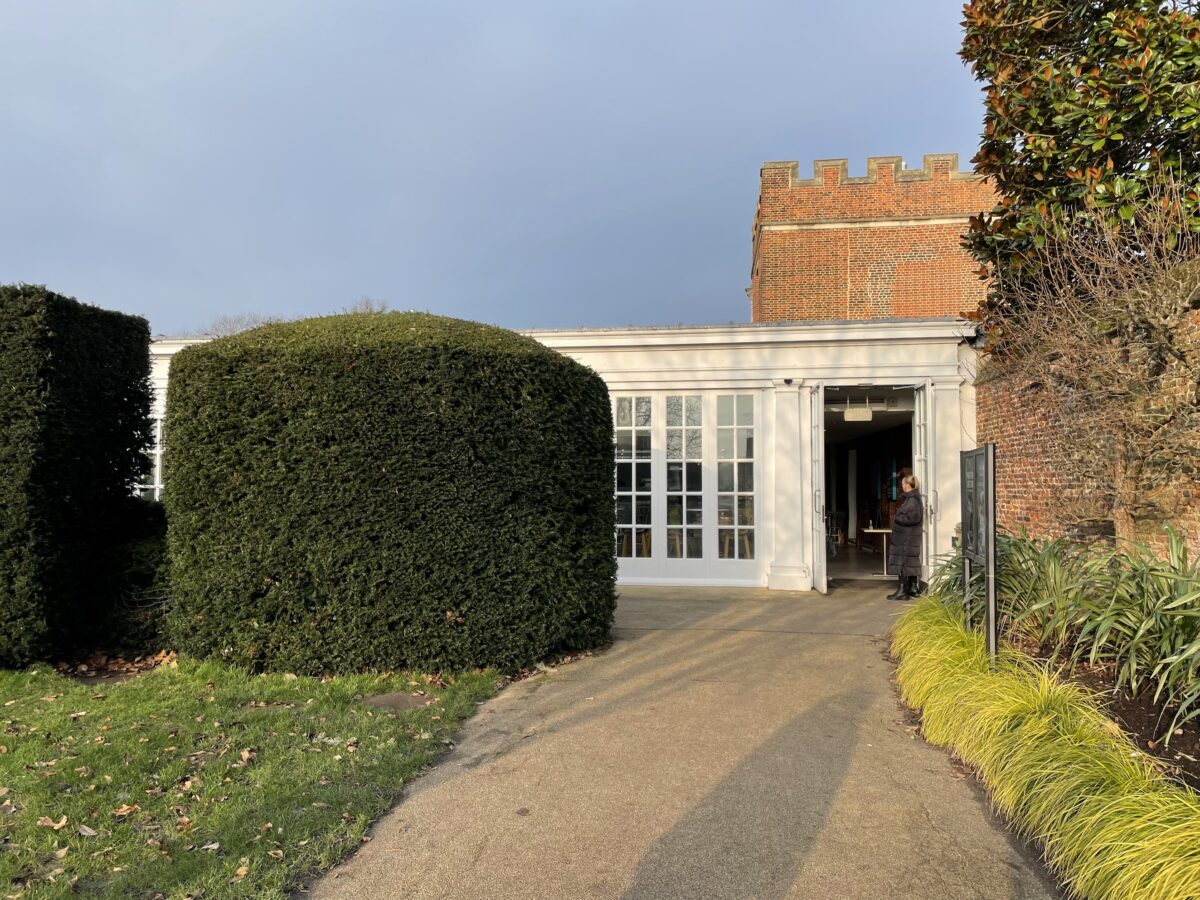 45点 イギリス【旅行】 ハンプトンコートパレス ティルティヤード・カフェ Tiltyard Cafe | かもめらいおん 絵空事