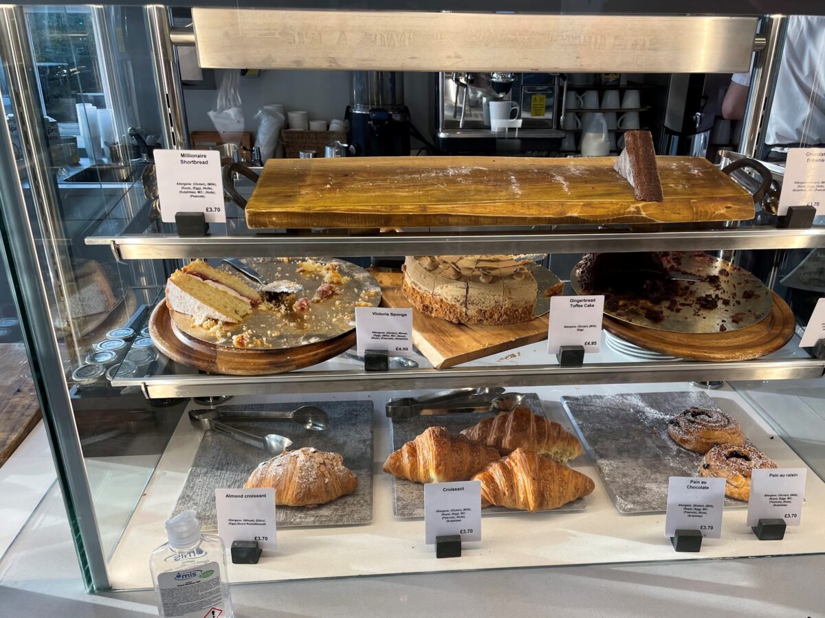 45点 イギリス【旅行】 ハンプトンコートパレス ティルティヤード・カフェ Tiltyard Cafe | かもめらいおん 絵空事