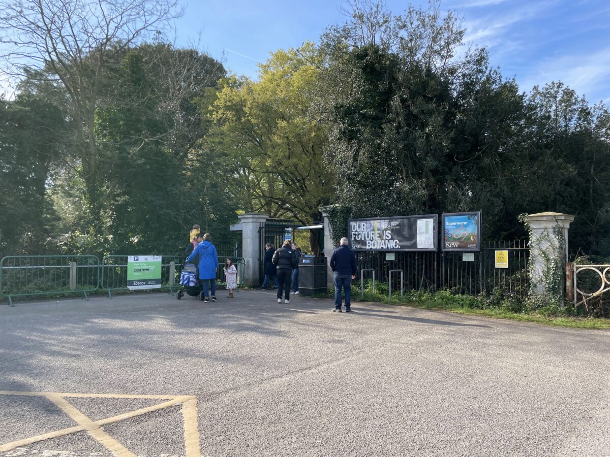 イギリス【旅行】 キュー王立植物園（キューガーデンズ） 駐車場 Kew Gardens Car Park | かもめらいおん 絵空事