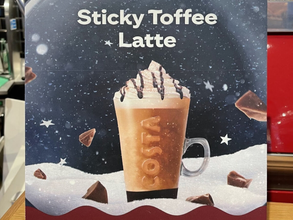 35点 イギリス【コスタ】 スティッキートフィーラテ Sticky Toffee Latte | かもめらいおん 絵空事